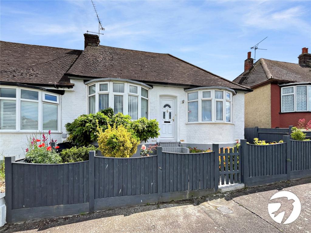 Delce Road, Rochester, Kent, ME1 2 bed bungalow - £290,000
