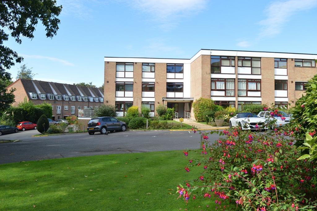 Beechcroft Manor, WEYBRIDGE, KT13 2 bed flat - £1,500 pcm (£346 pw)