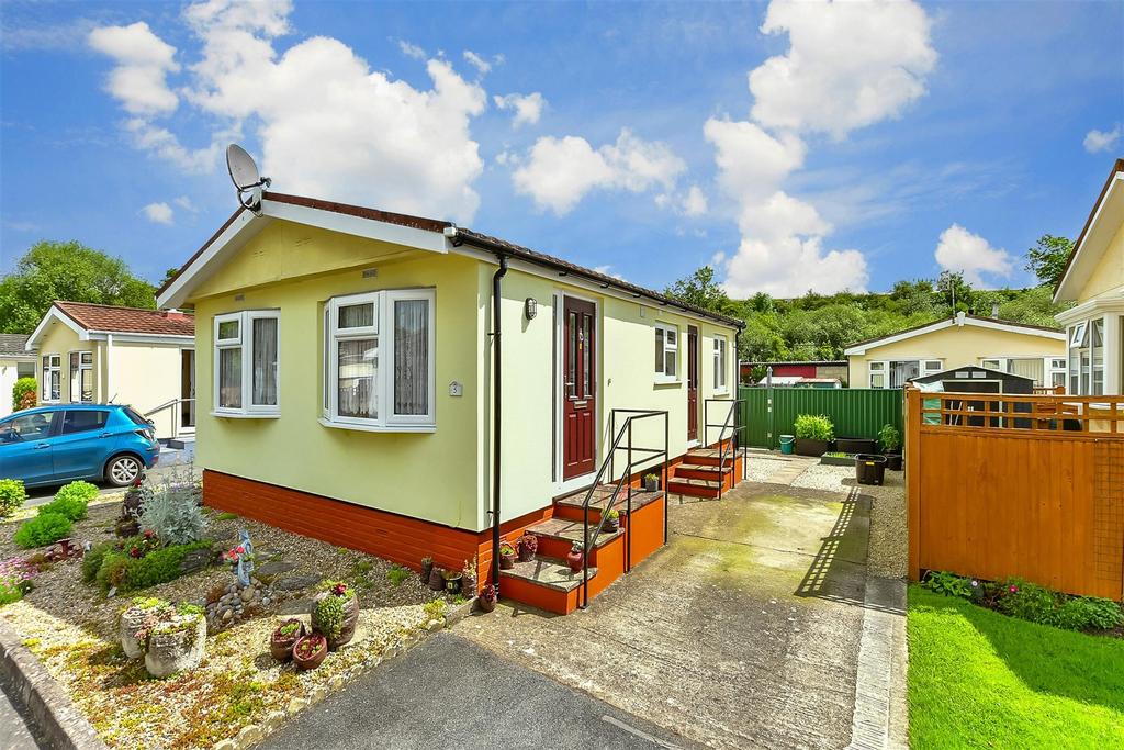 Three Arch Road, Redhill, Surrey 2 bed park home for sale - £275,000