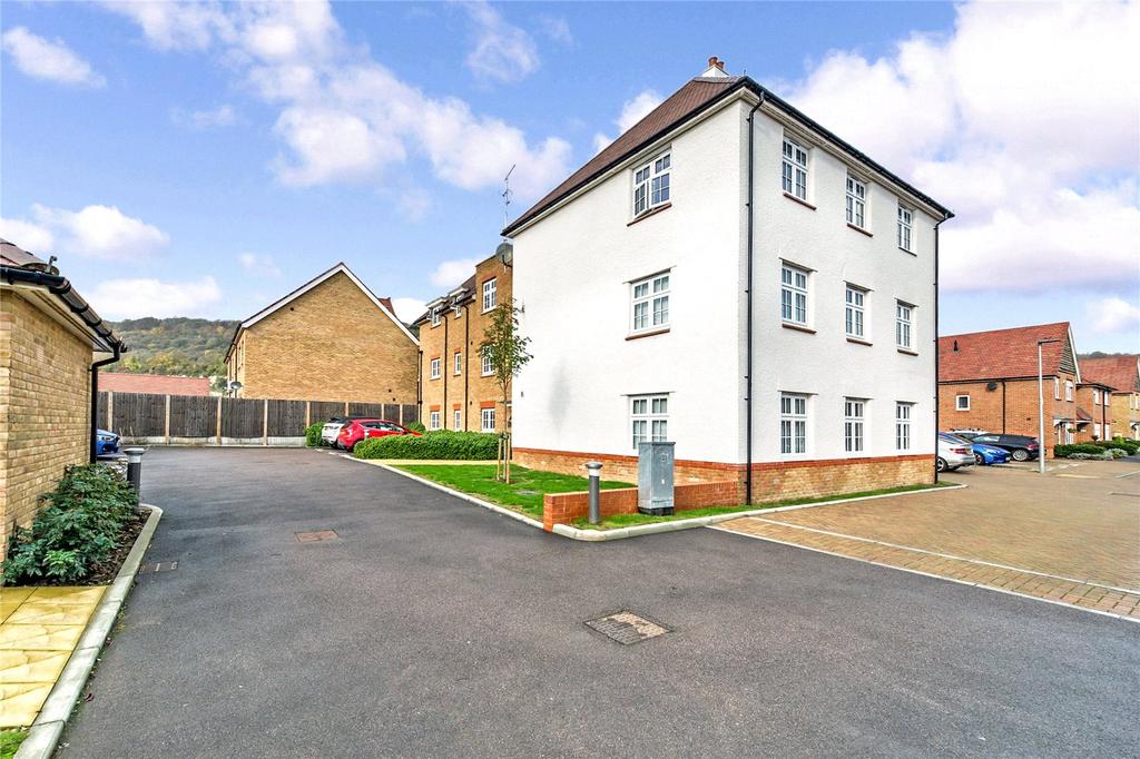 Clay Place, Halling, Rochester, Kent... 2 bed flat - £1,350 pcm (£312 pw)