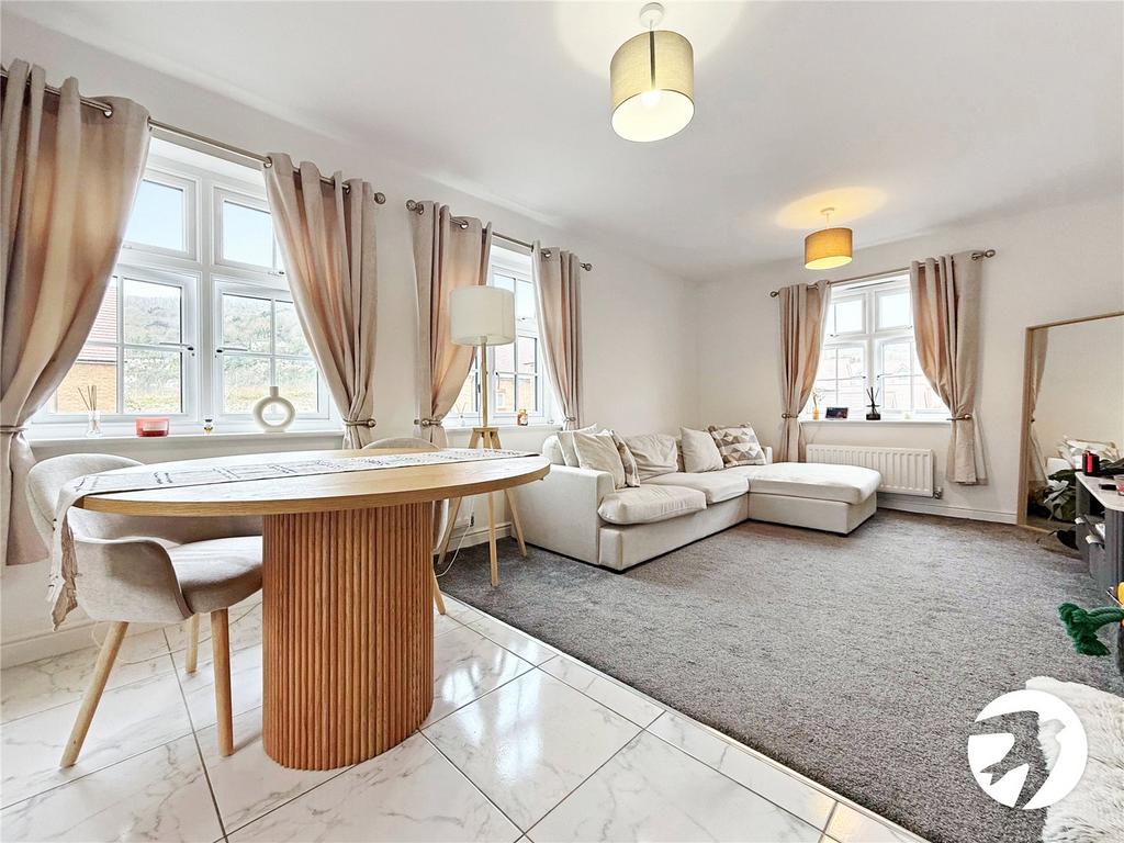 Clay Place, Halling, Rochester, Kent... 2 bed flat to rent - £1,350 pcm ...