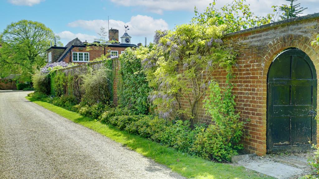 West Stowell 5 bed semi-detached house - £3,500 pcm (£808 pw)