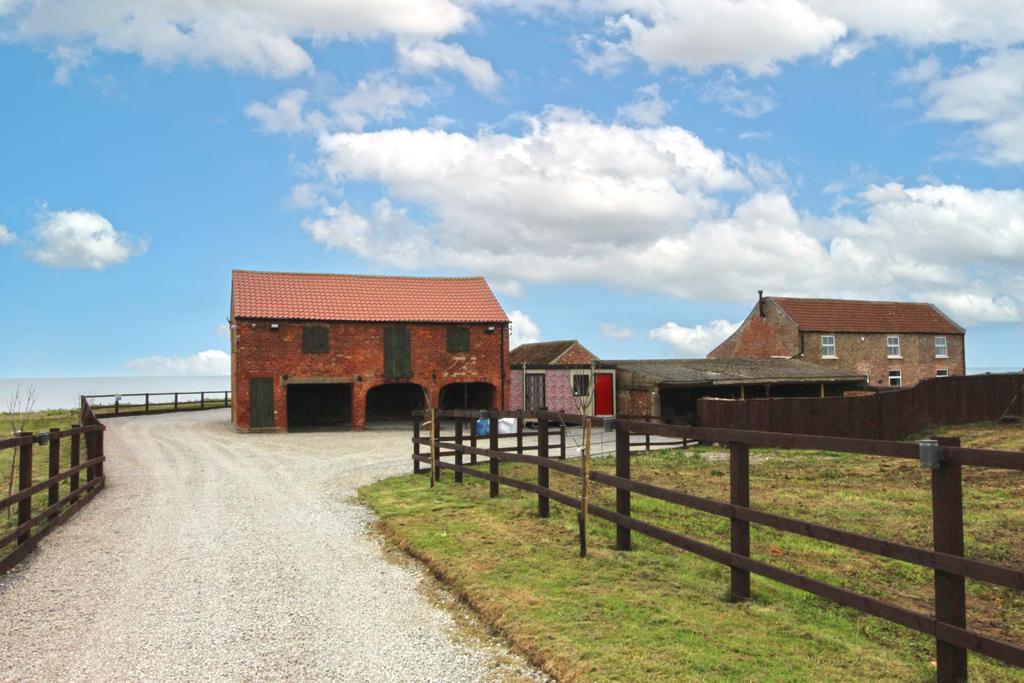 Cliff Farm, East Newton, HU11 4SD 3 bed detached house for sale - £300,000