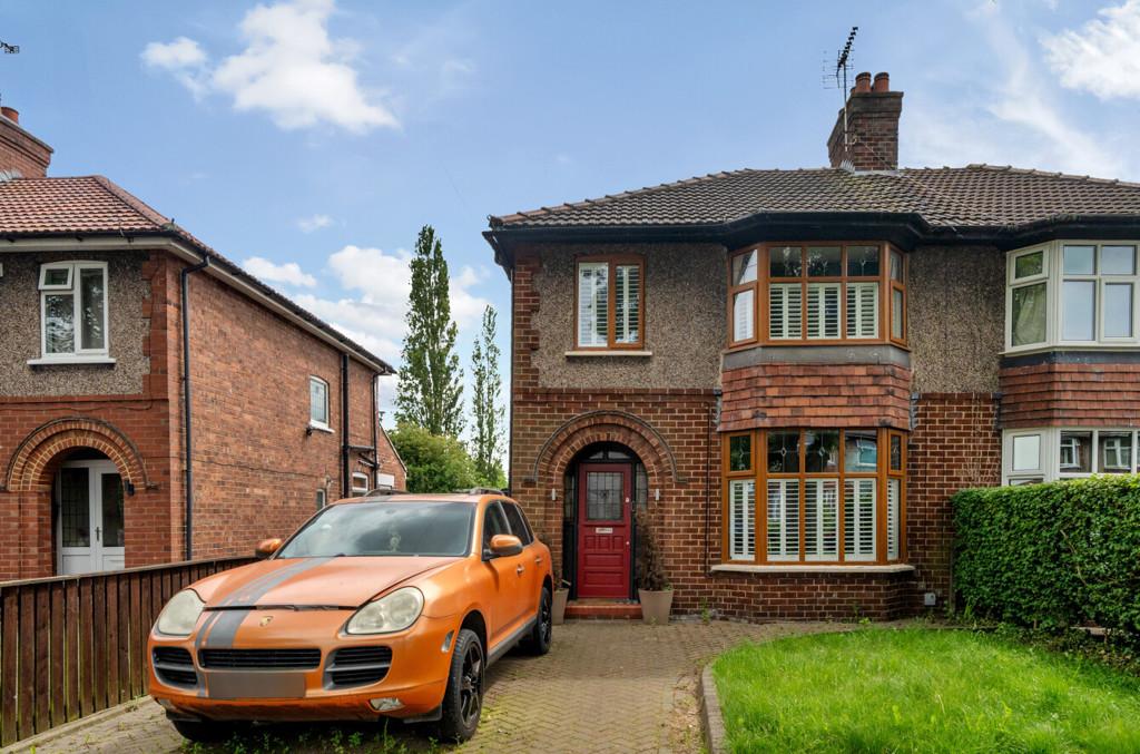 Manor Way, Crewe, Cheshire 3 bed semi-detached house - £190,000