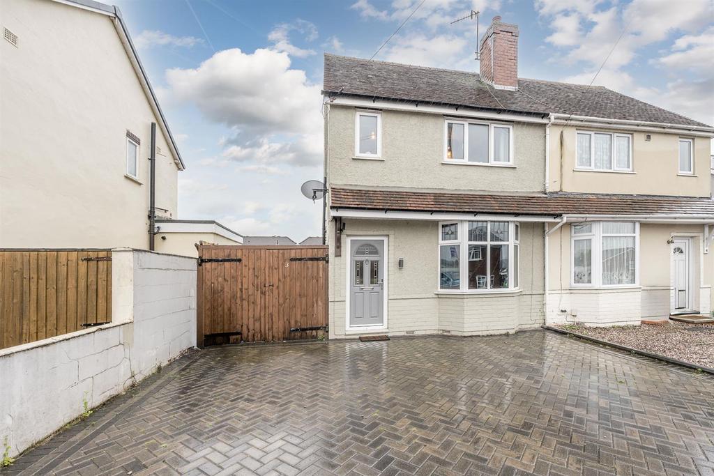 Junction Road, Audnam, DY8 4YJ 3 bed semi-detached house - £250,000