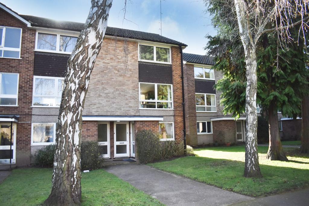 Priory Close, Walton-on-Thames, KT12 2 bed apartment - £1,450 pcm (£335 pw)