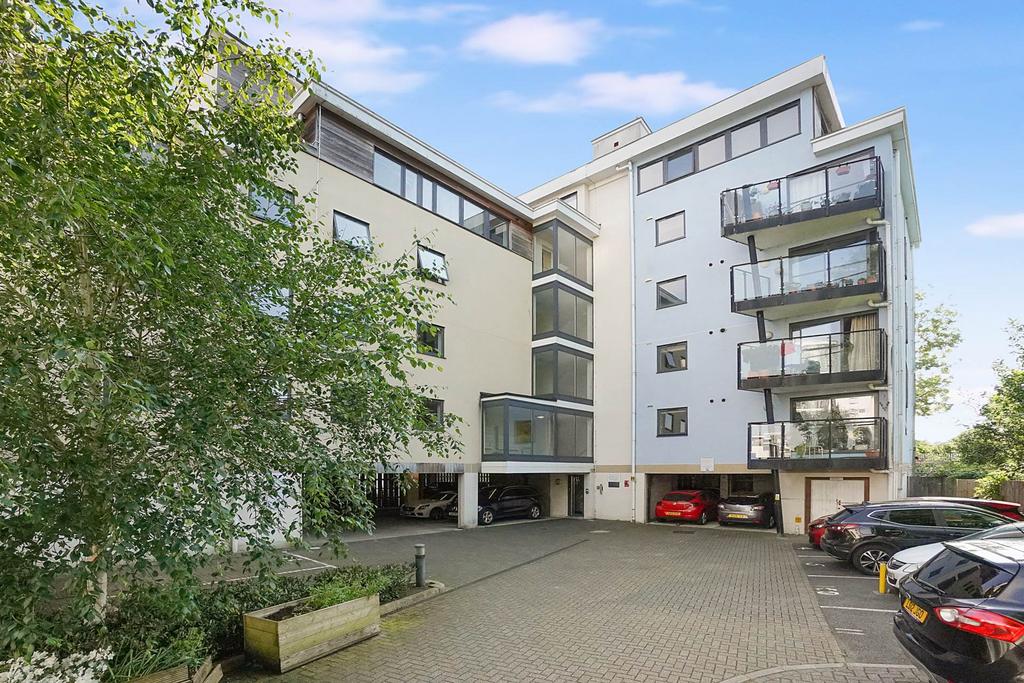 Clifford Way, Maidstone 2 bed flat - £200,000