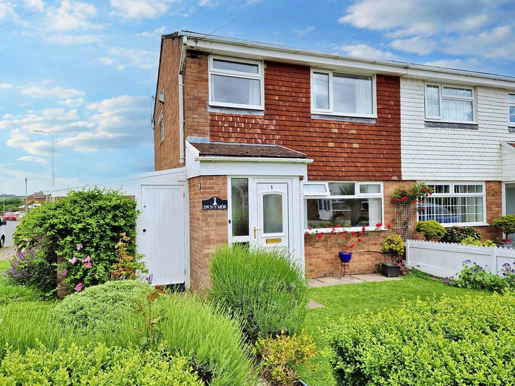CLOS Y GRUG, NOTTAGE, PORTHCAWL, CF36... 3 bed semi-detached house for ...
