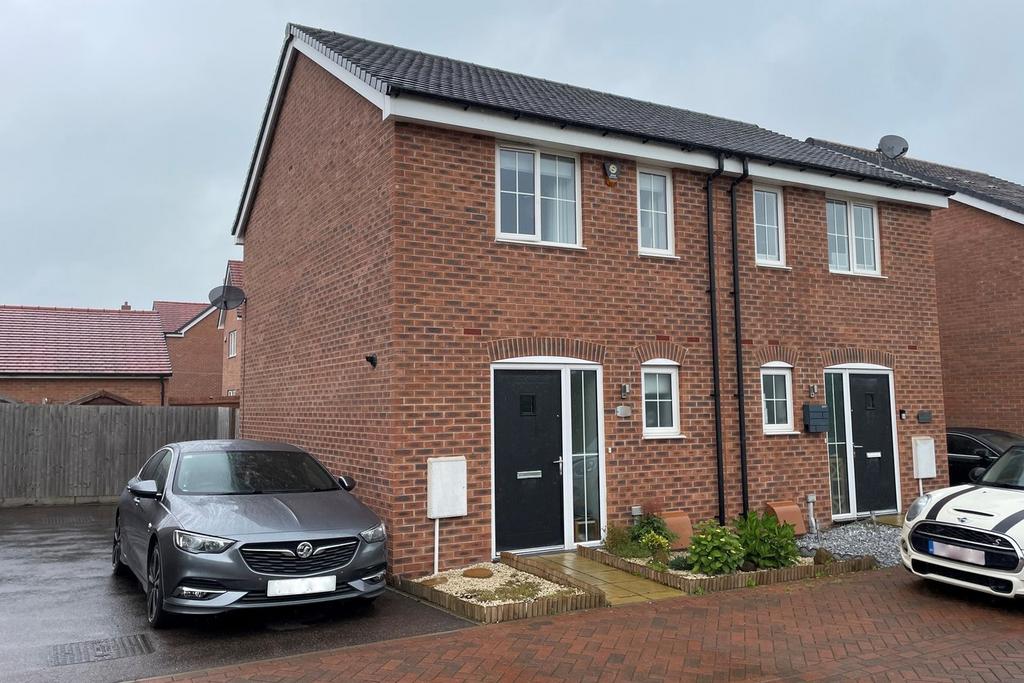 Fry Grove, Flitwick, MK45 2 bed semi-detached house - £317,500