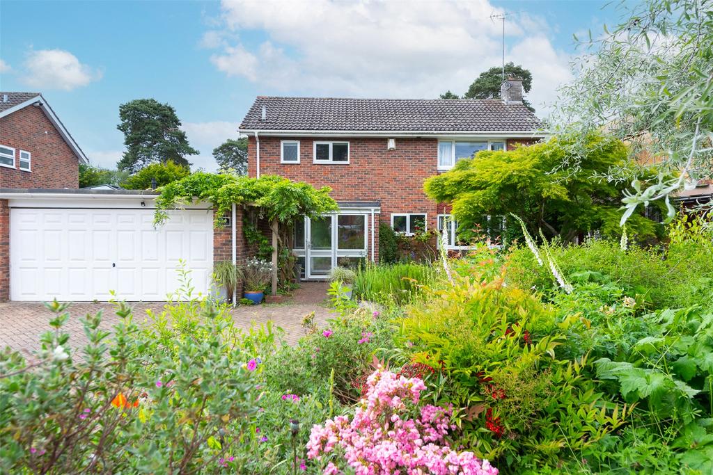 Roundway, Camberley, Surrey, GU15 4 bed detached house - £750,000