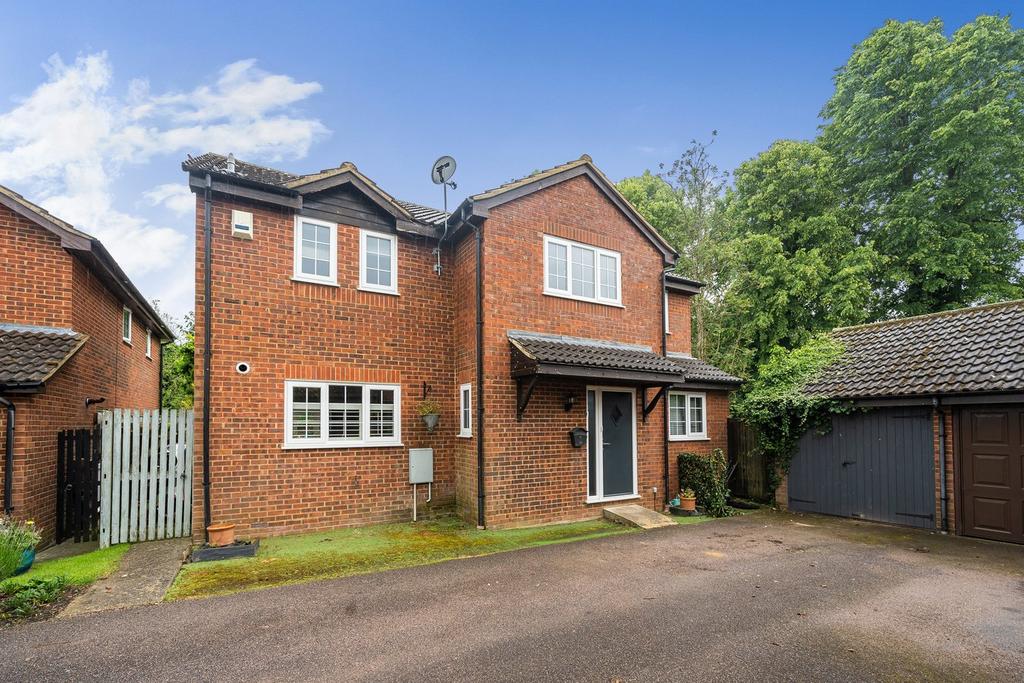 Thames Close, Flitwick, MK45 3 bed detached house - £475,000