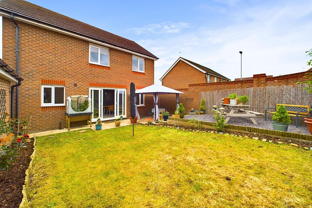 Graburn Way, North Lincolnshire DN18 4 bed detached house - £275,000