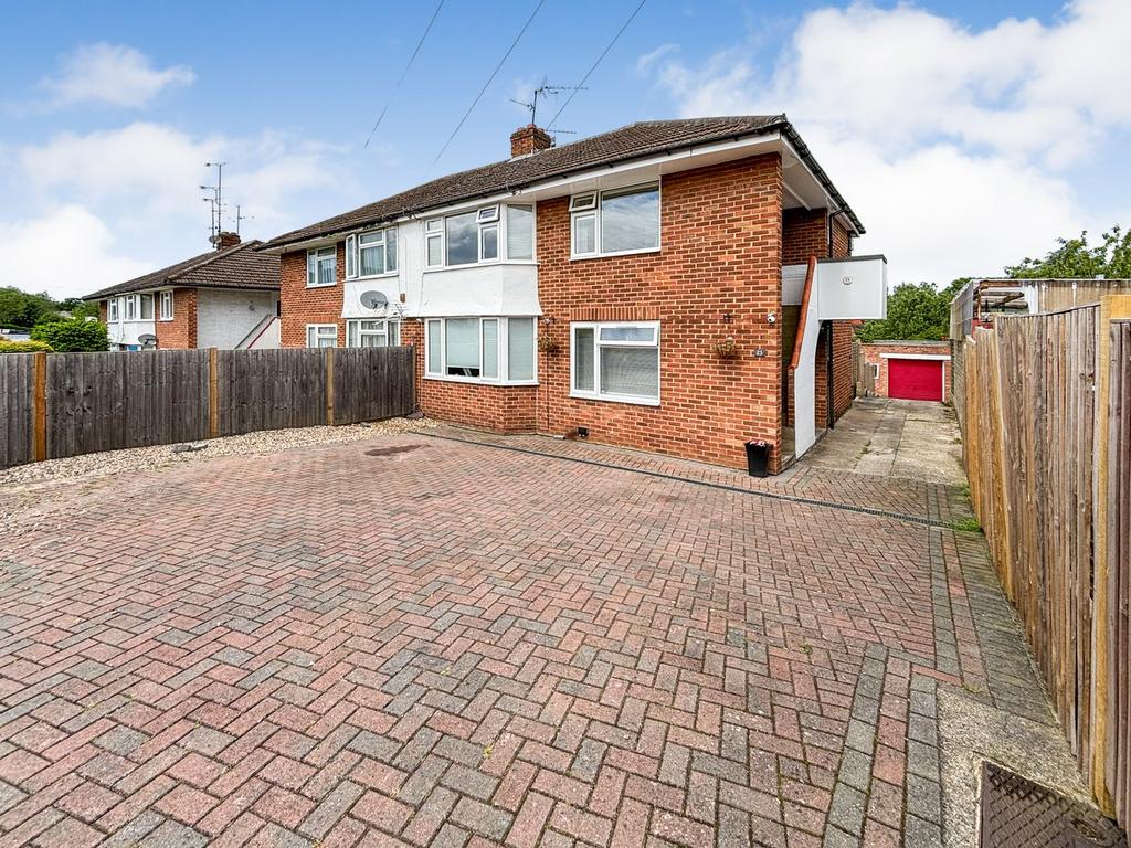 Amblecote Road, Tilehurst, Reading, RG30 2 bed maisonette - £230,000