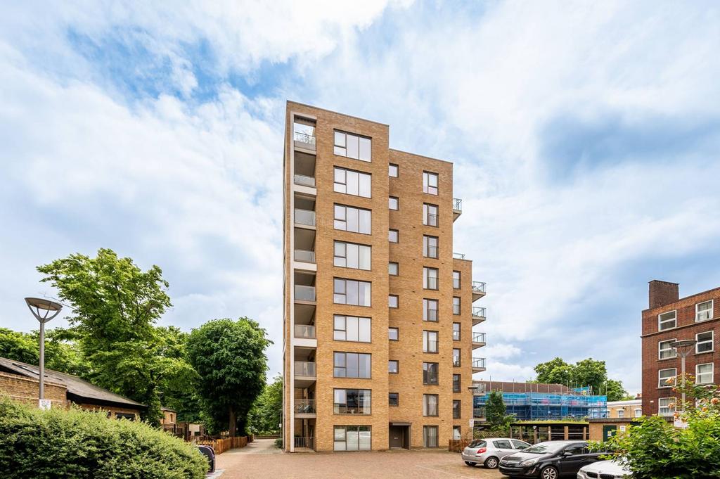 St Clements Avenue, Mile End, London, E3 3 bed flat - £650,000