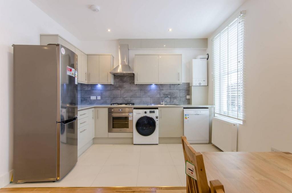 Aldebert Terrace, Stockwell, London, SW8 2 bed flat - £2,600 pcm (£600 pw)