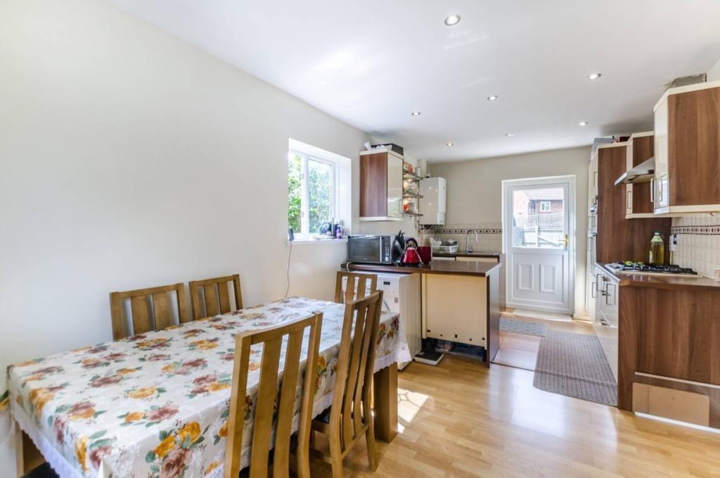 Scott Crescent, Harrow 3 bed barn conversion - £2,300 pcm (£531 pw)