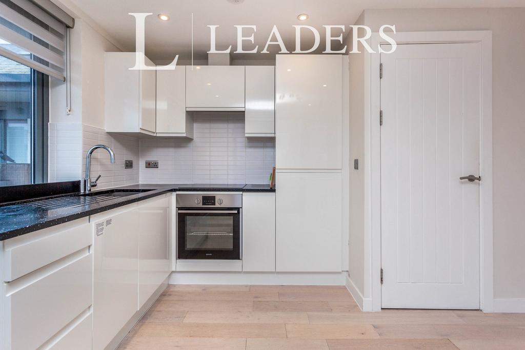 Horsham Gates, Horsham 1 bed flat - £1,100 pcm (£254 pw)