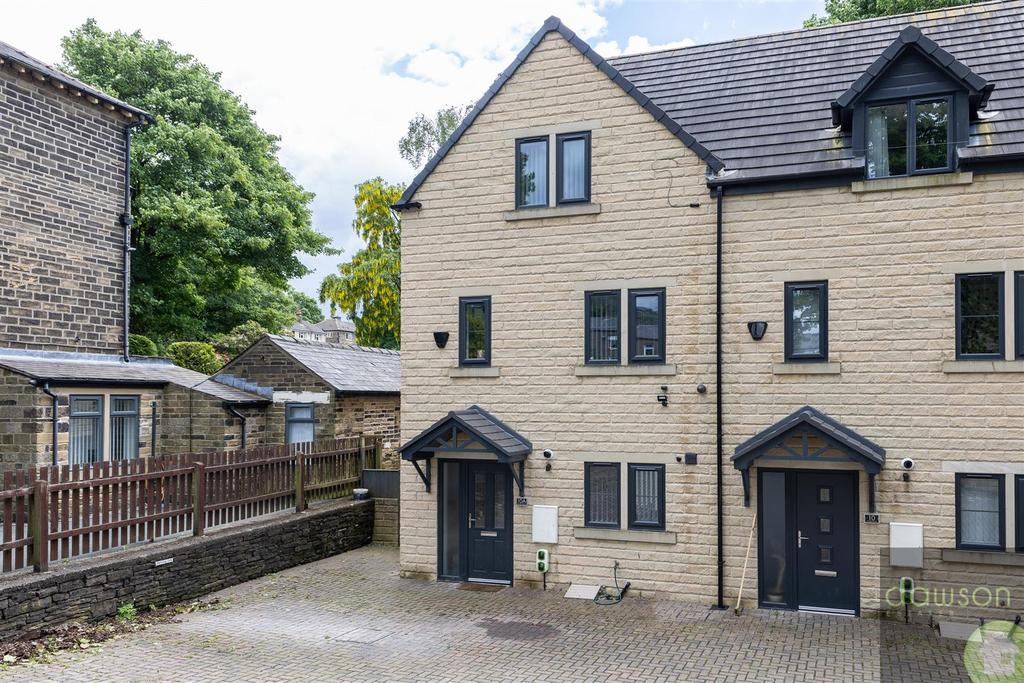 Woodlands Road, Boothtown, Halifax 3 bed townhouse - £235,000