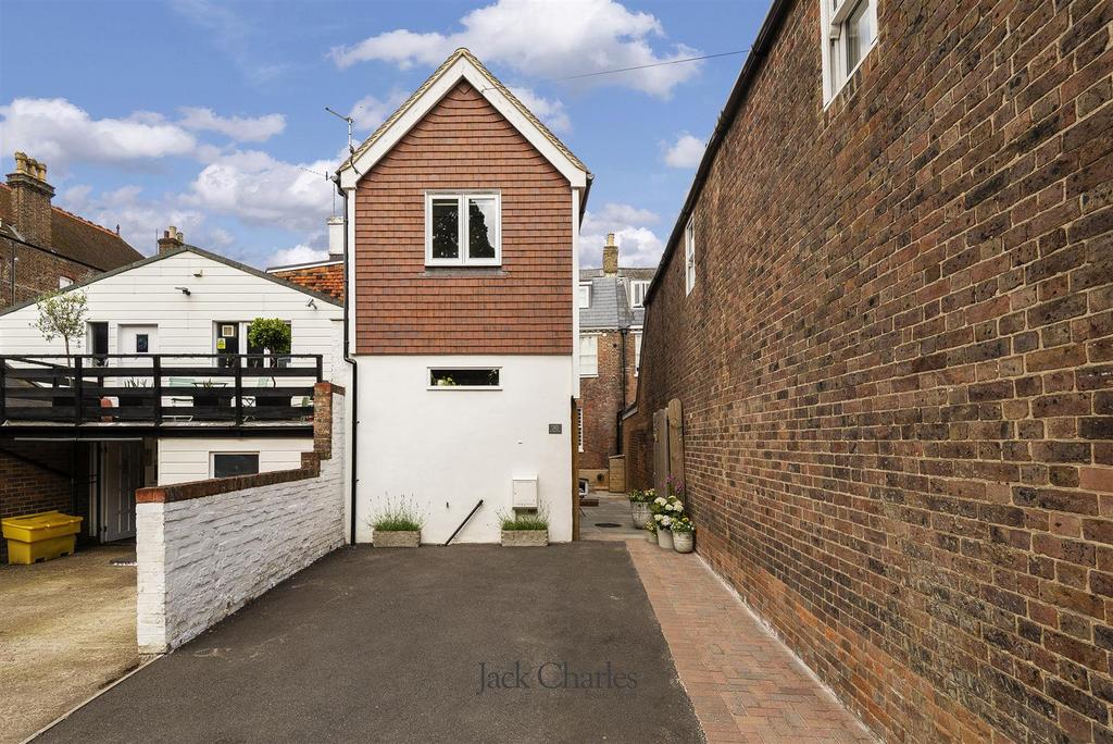 Kinnings Row, Tonbridge 2 bed house - £400,000