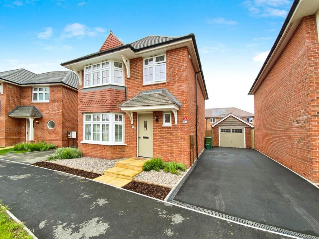Heron Drive, Meon Vale 3 bed detached house - £430,000