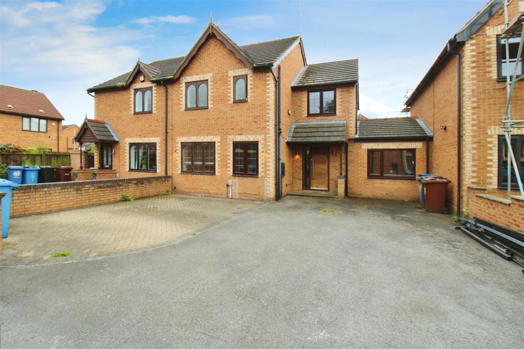 Mallyan Close, Howdale Road, Hull 4 bed link detached house - £245,000