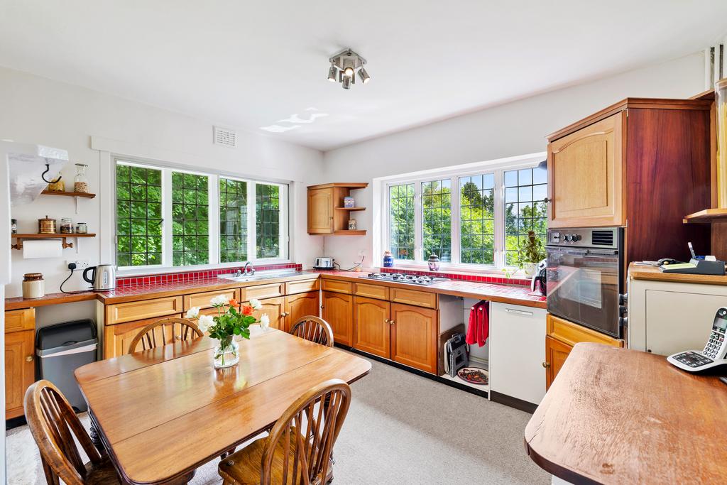 Rockshaw Road, Redhill RH1 5 bed house - £750,000