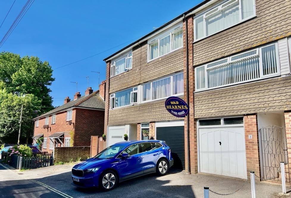 Kings Arms Lane, Ringwood, BH24 1AH 2 bed townhouse - £350,000