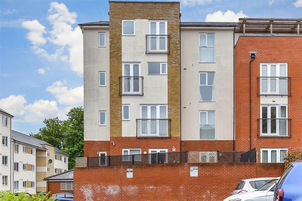 Bambridge Court, Maidstone, Kent 2 bed apartment - £190,000