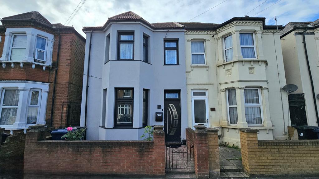 Regina Road, Southall, UB2 3 bed semi-detached house - £550,000