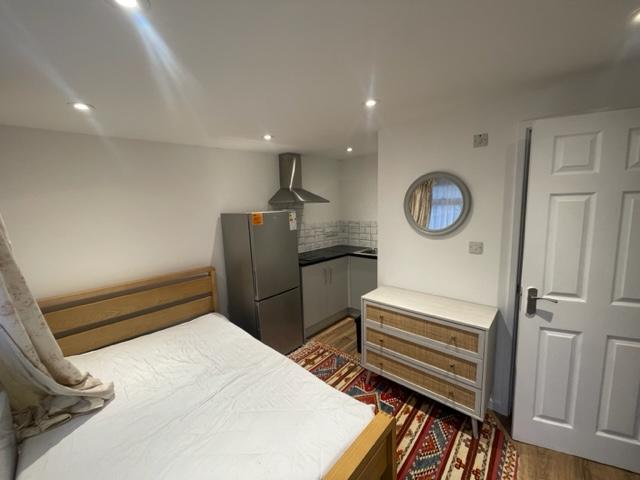 Standard Road, Hounslow TW4 Studio to rent - £1,200 pcm (£277 pw)