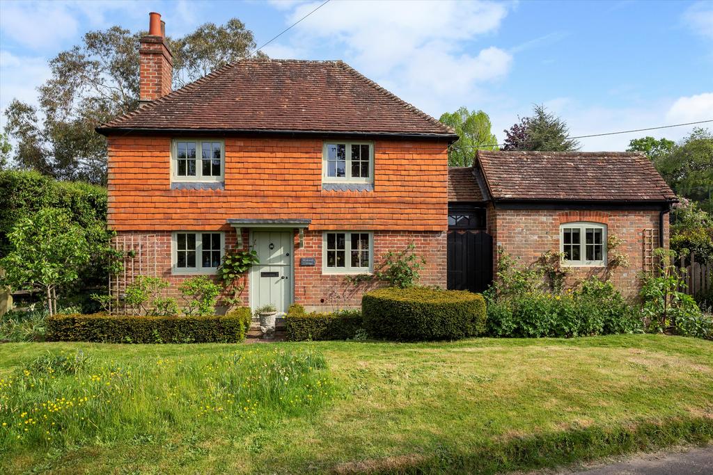 Bowlhead Green, Godalming, Surrey, GU8 3 bed detached house - £1,375,000