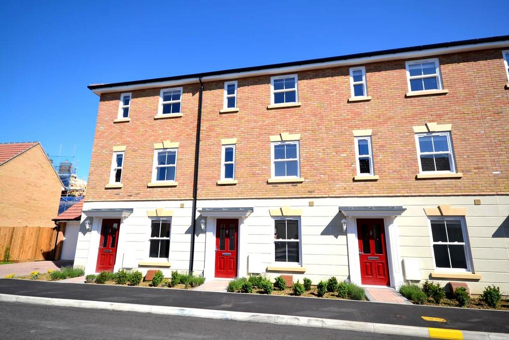 Snowberry Road, Dunmow, CM6 3 bed end of terrace house - £1,650 pcm (£ ...