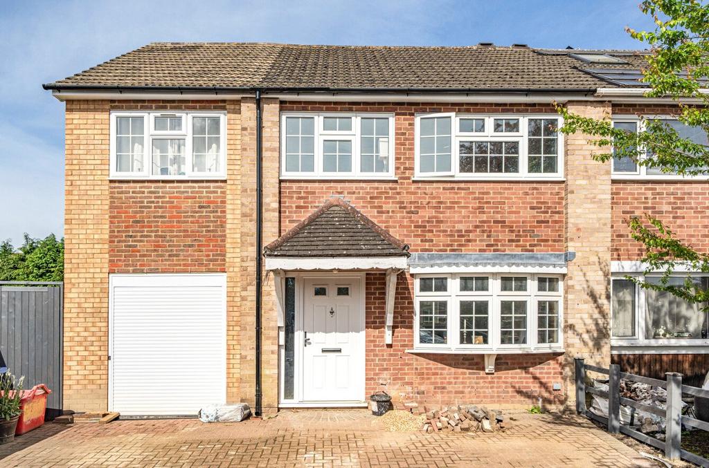 Oak Avenue, Berkshire GU47 4 bed semi-detached house - £2,250 pcm (£519 pw)