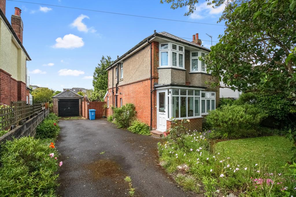 Wallisdown Road, Poole BH12 3 bed detached house - £450,000