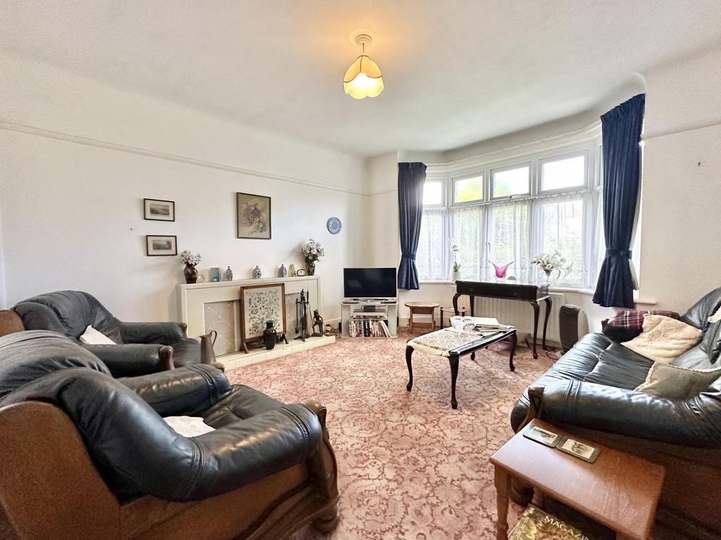 Wallisdown Road, Poole BH12 3 bed detached house - £450,000