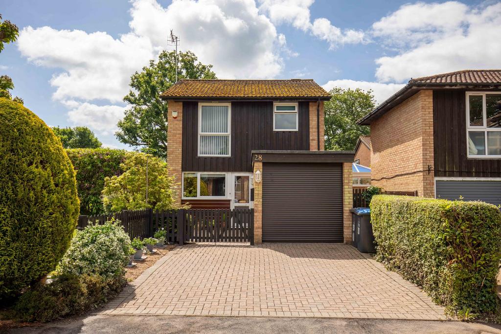 Calluna Drive, Crawley RH10 3 bed detached house - £500,000