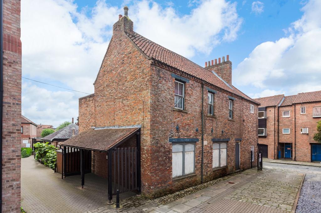 Aldwark, York, YO1 3 bed semi-detached house - £500,000