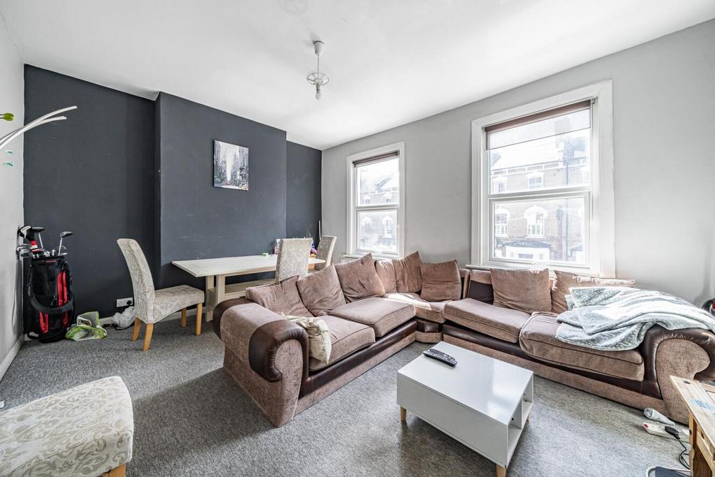 Cologne Road, Battersea 3 bed flat for sale - £700,000