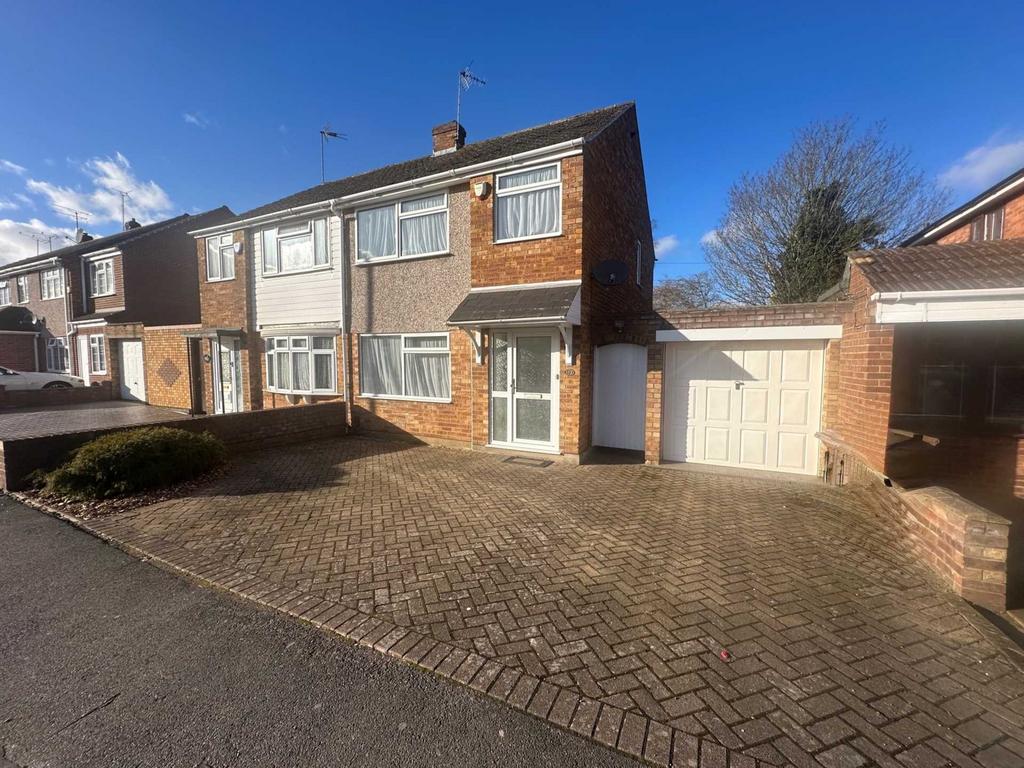 Austin Road, Luton LU3 3 bed semi-detached house - £1,500 pcm (£346 pw)