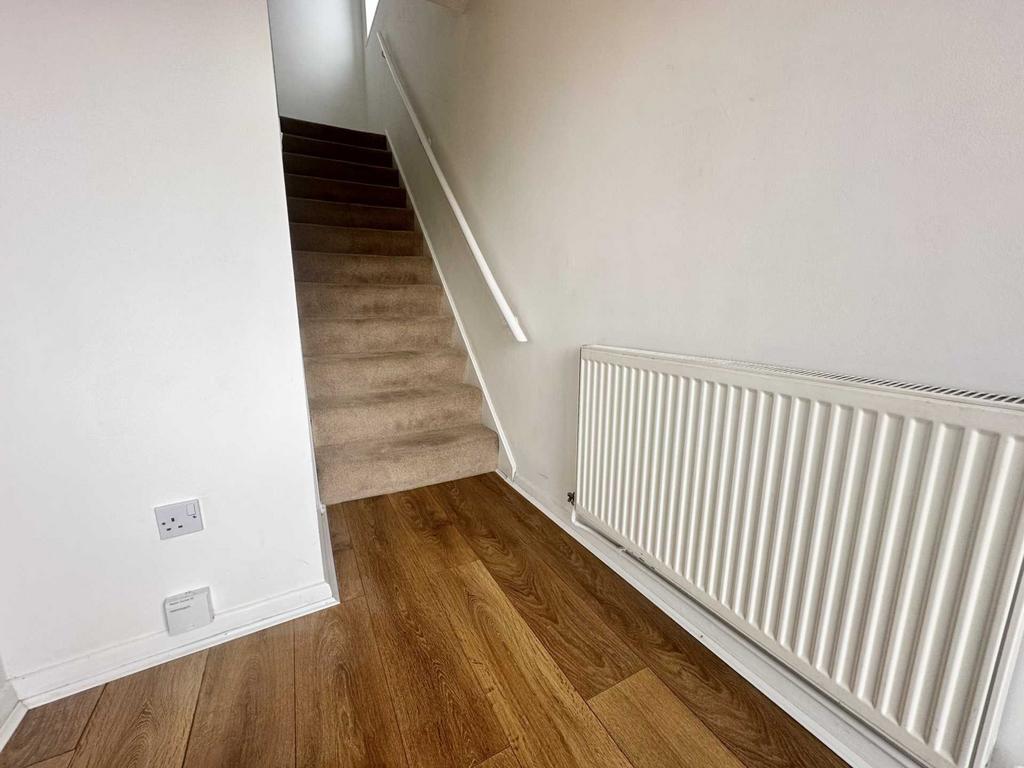 Austin Road, Luton LU3 3 bed semi-detached house - £1,500 pcm (£346 pw)
