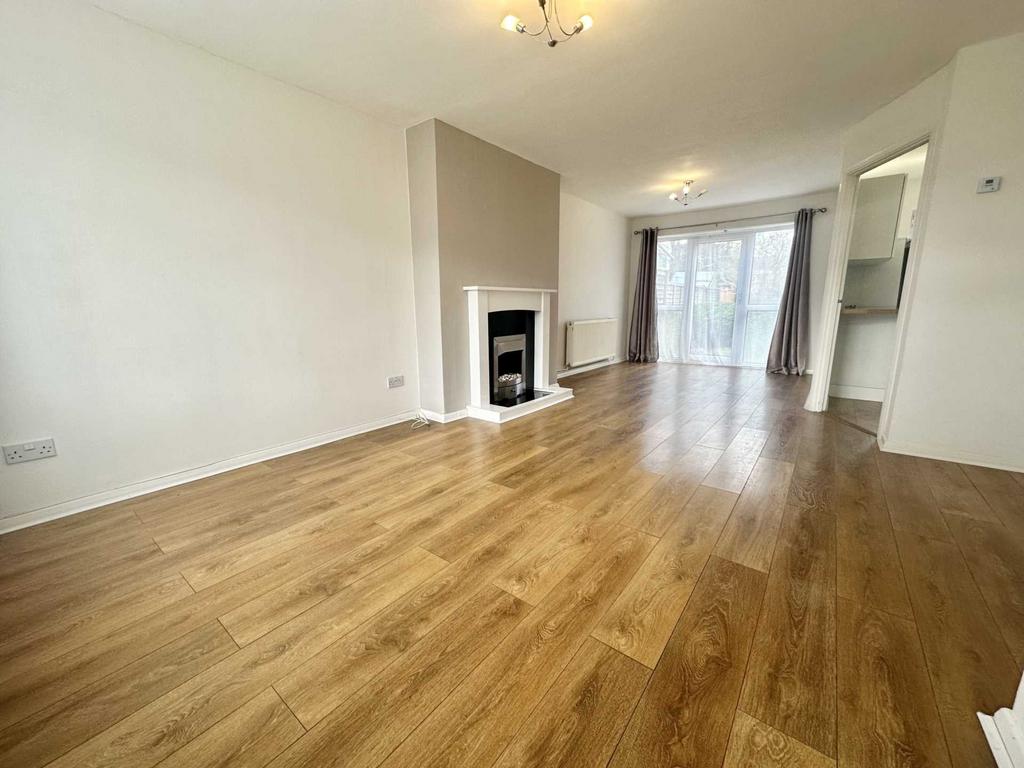 Austin Road, Luton LU3 3 bed semi-detached house - £1,500 pcm (£346 pw)
