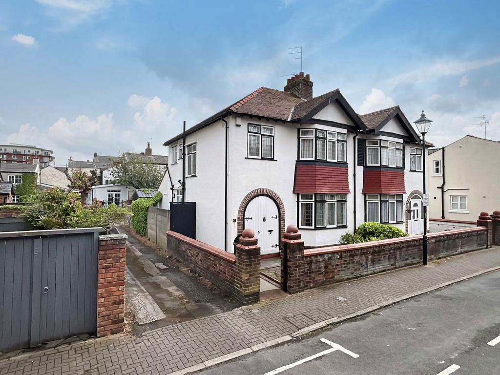 Bath Street North, Southport PR9 3 bed semi-detached house - £210,000