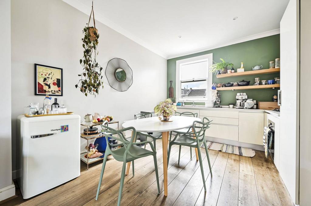 Croxley Road, Maida Vale, London, W9 2 bed flat - £3,250 pcm (£750 pw)