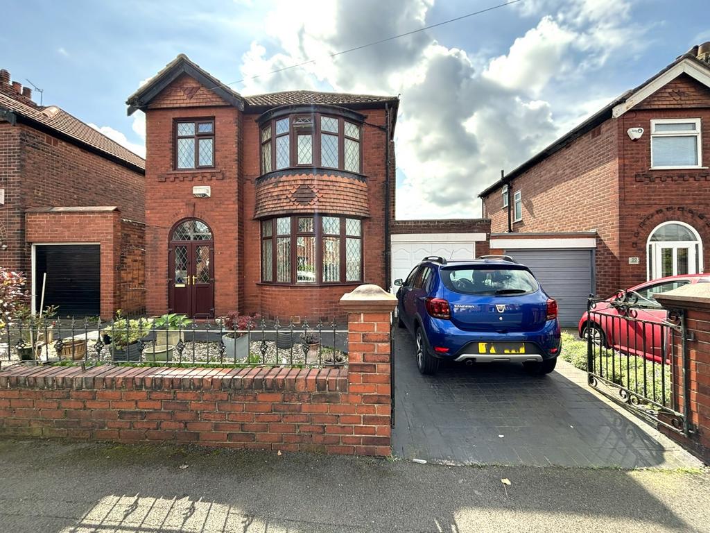 Cambridge Drive, Denton 3 bed link detached house - £350,000