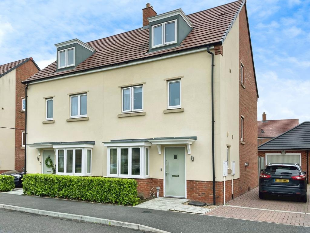 Boundary Drive, Slough SL2 4 bed semi-detached house - £2,400 pcm (£554 pw)