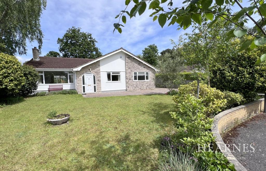 Pringles Close, Ferndown, BH22 3 bed bungalow for sale - £750,000