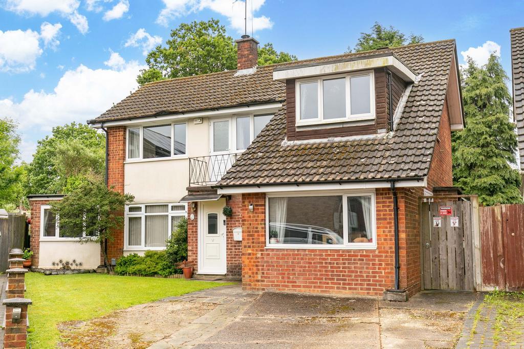 Harewood Close, Crawley RH10 4 bed detached house - £600,000