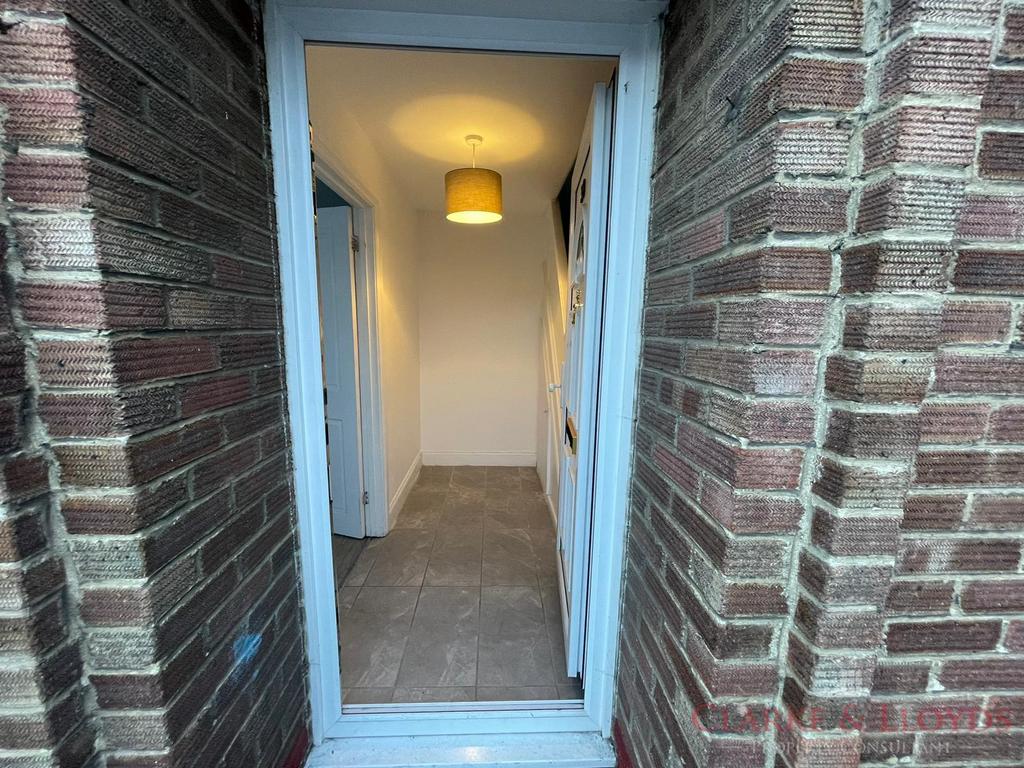 Erith DA8 3 bed semi-detached house - £2,200 pcm (£508 pw)