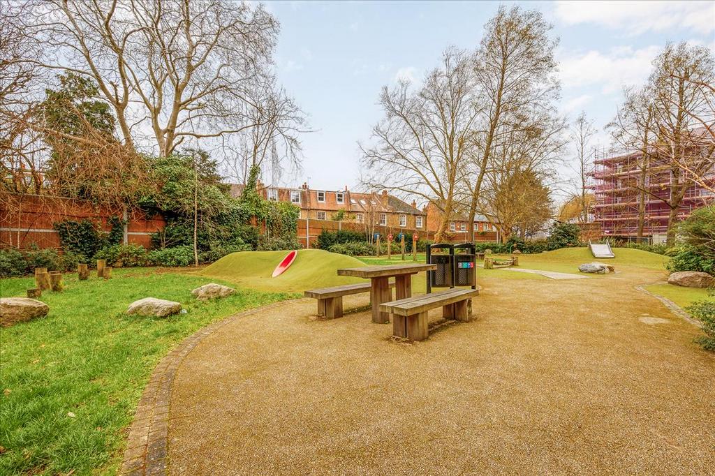 Emlyn Gardens, Shepherds Bush, W12 2 bed flat - £1,800 pcm (£415 pw)