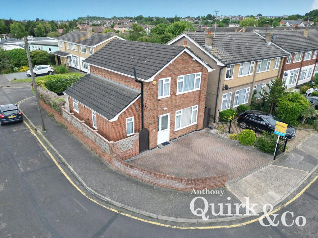 Glebe Drive, Rayleigh, SS6 3 bed detached house for sale - £425,000